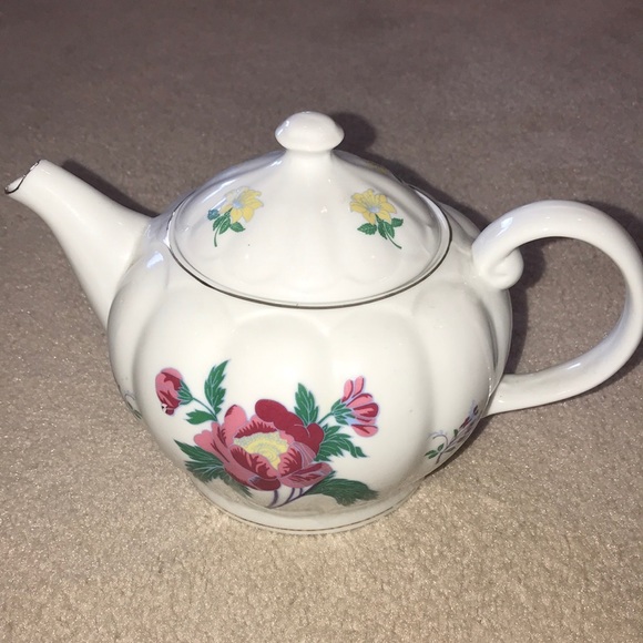 Laura Ashley | Kitchen | Collectible Laura Ashley Tea Pot Euc | Poshmark